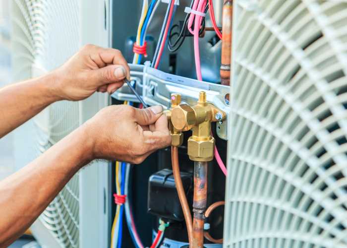 What is a REFCOM Elite Accredited Contractor?